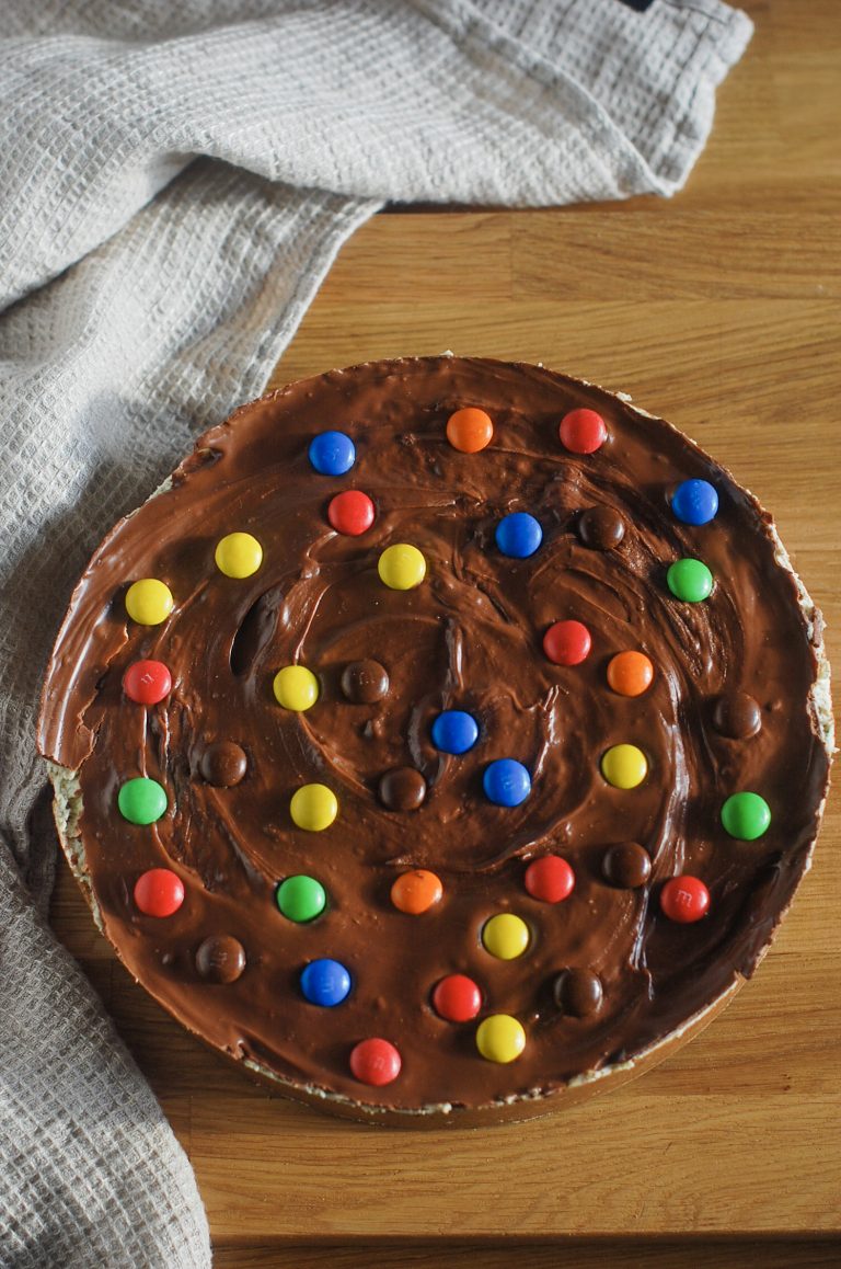 No-Bake M&M Cheesecake - Jess Eats and Travels